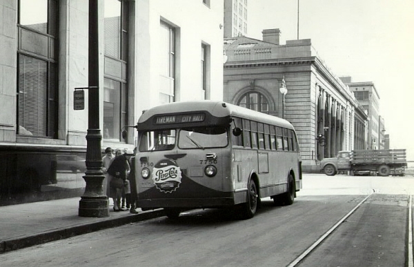 DETROIT TRANSIT HISTORY.info: Bus & Trolley Photos 1950's - Pg.1